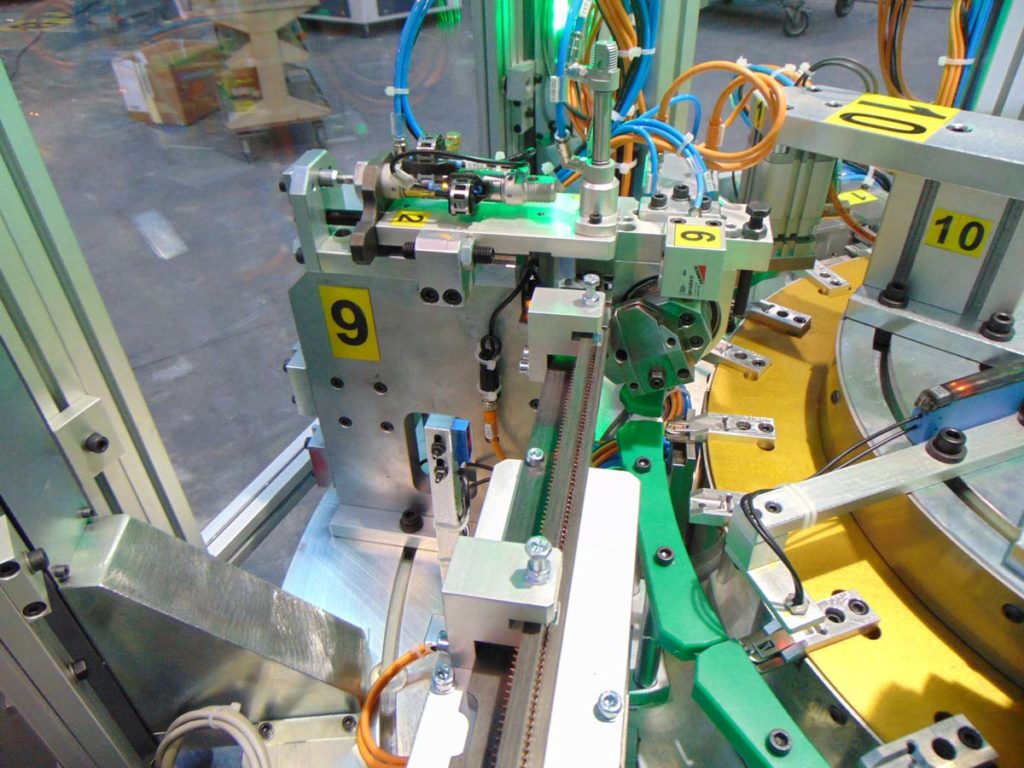 Machine for assembling zip sliders – M.T. Zanetti